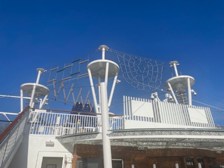 8 Key Differences Between Britain's Biggest Cruise Ships - Luxury Cruising