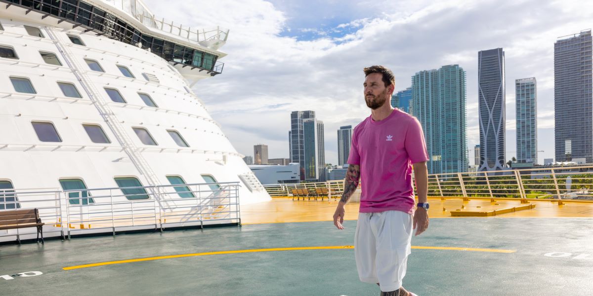Icon Meets Icon - Football's Greatest Ever Player To Name Cruise's ...